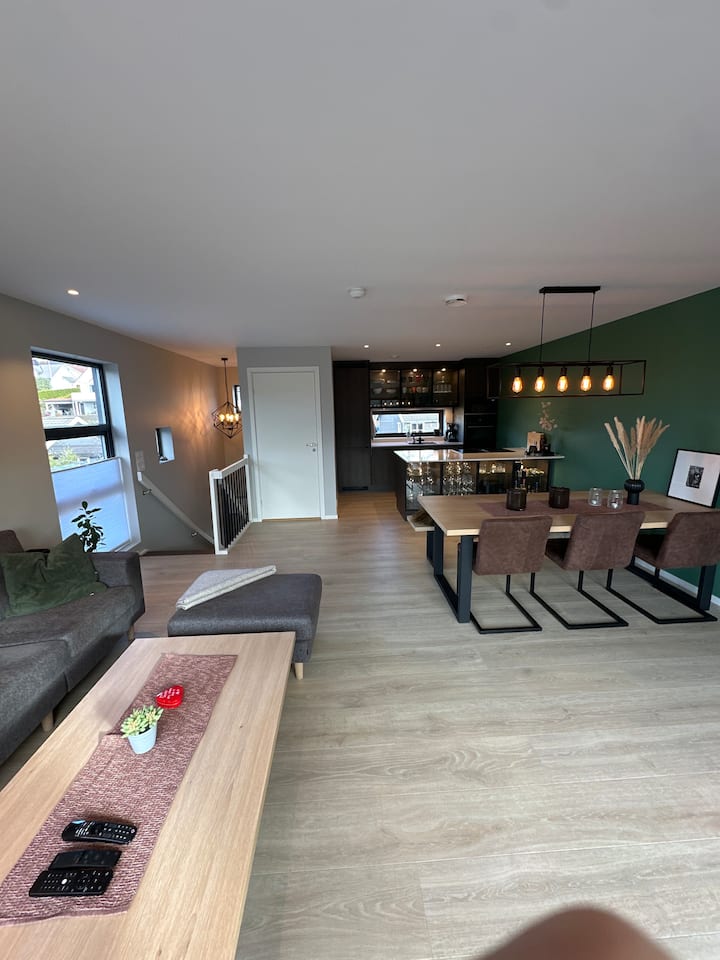 Rent, Høy Standard, Fint Hus I Rolige Omgivelser - Alesund