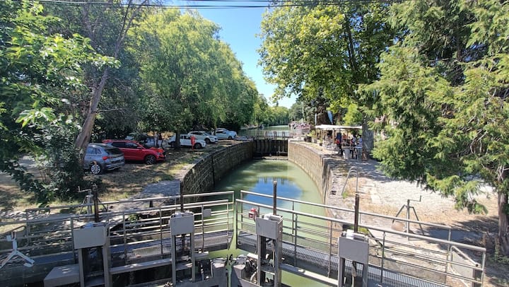 Vélo Et Détente Entre Amis Sur Le Canal Du Midi - Castelnaudary