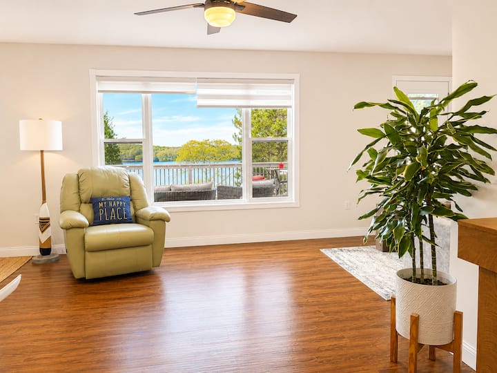Lakefront Cottage Getaway-pet Friendly! - New Brunswick