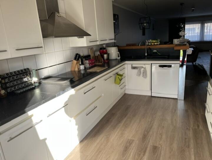 Room 1km From Tomorrowland - Boom