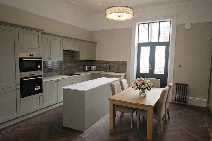 Carlisle City Centre. Amazing Georgian Townhouse. - Carlisle