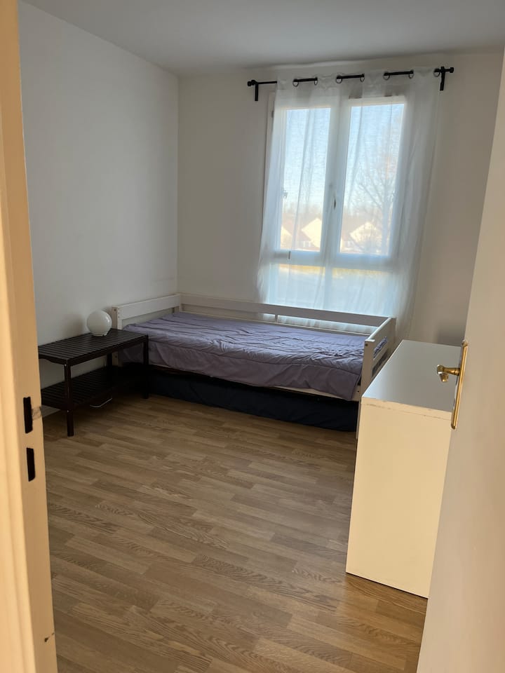 Chambre Meublée «&nbsp;Seulement Pour Femmes&nbsp;» - Amilly