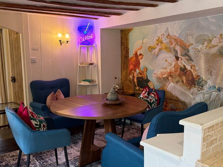 Historic Pub Retreat • Beams, Parking • Sleeps 9 - Bath