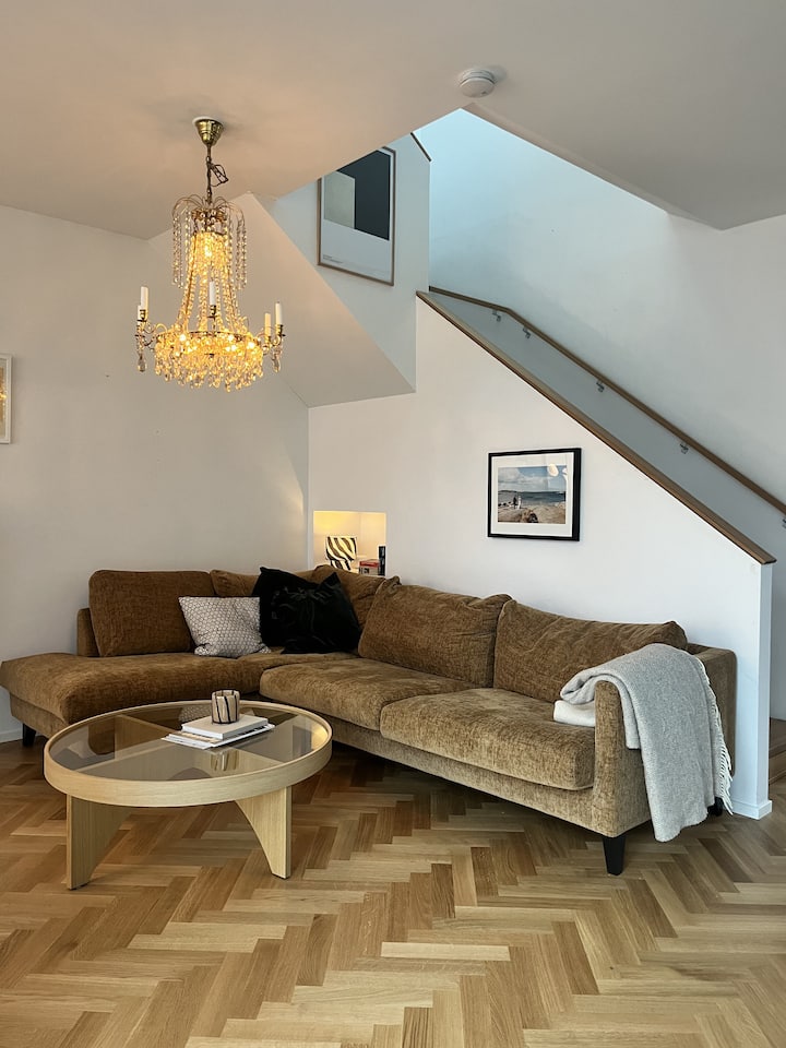 Arkitektritad Nyrenoverat Hus I Två Våningar - Stockholm