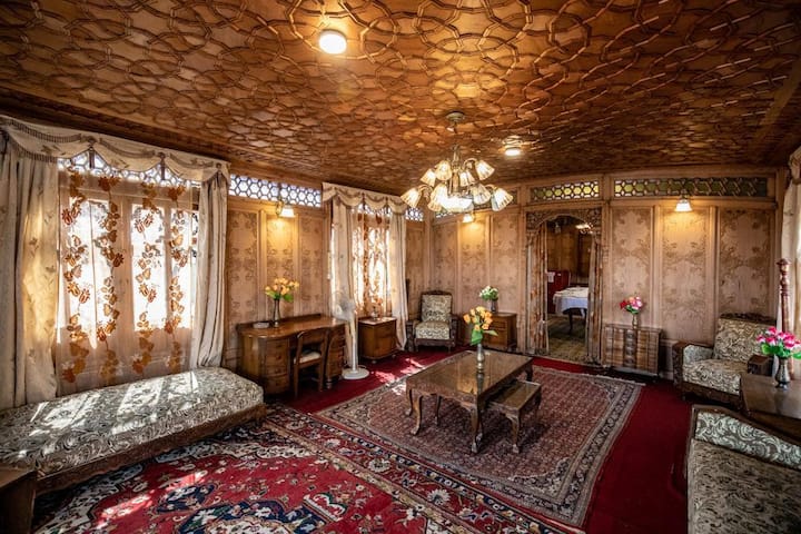 Luxury Houseboat On Dal Lake | Mountain View Deck - Srinagar