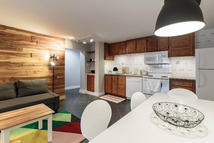 Spacious 3br Downtown Apartment + Free Parking - Montreal