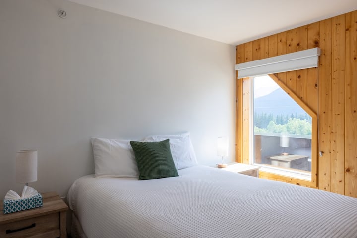 Suite 9 At The Gem | Cozy Canmore Mountain Stay - キャンモア