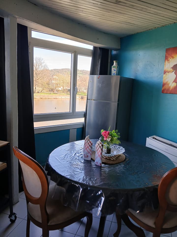 La Riviera: Suite Avec Vue Sur La Rivière. - Figeac