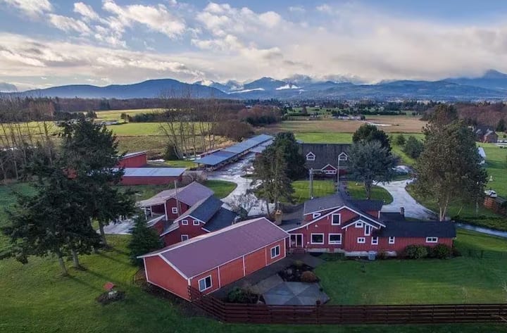 The Refinery Farmstead - 2 Houses, Hot Tub, Fenced - State of Washington