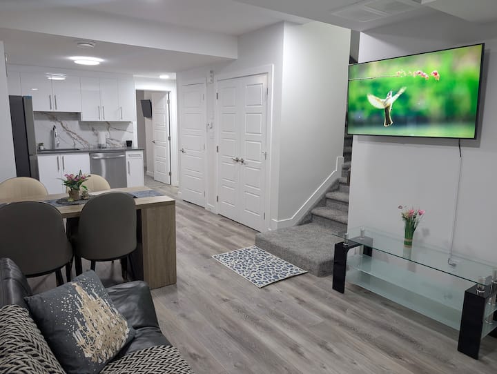 Cozy Haven 1br, Queen Bed & Sofa, Sleeps 3 Guests! - Saint Albert