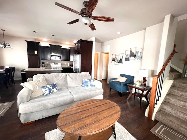 New Cozy Townhome Ii W/garage In Central Greeley - Adventure Island, Greeley