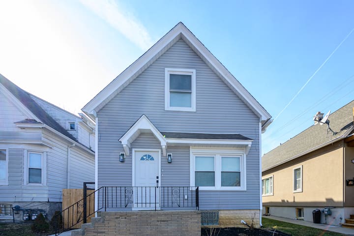 Sleek Modern Home - Comfort & Style| Milwaukee - Milwaukee