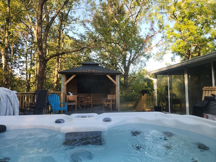 ​Stargaze & Soak: Hot Tub Haven Near Iu Campus - Bloomington, IN