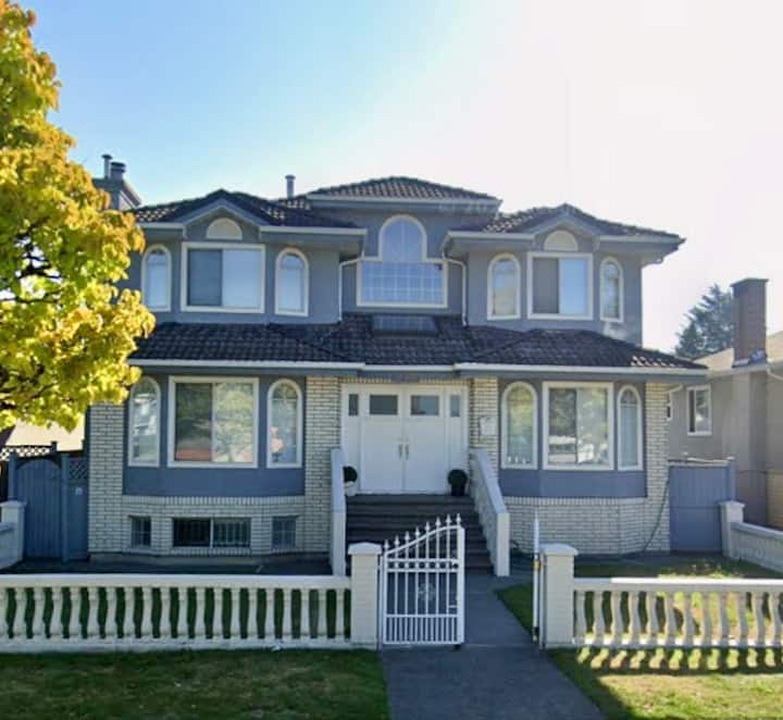 Cozy Lower-level Private Suite W/ Entry & Lounge - Canada