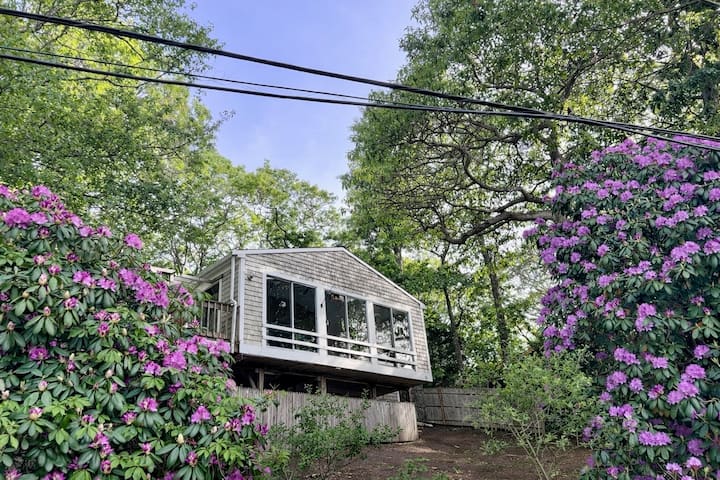 Cape Cod Getaway W/ Pond Views & Access - Mashpee, MA