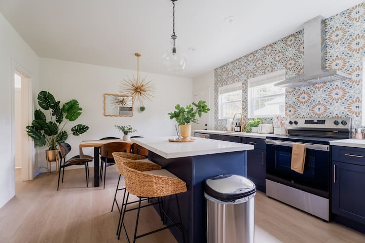 Sleeps 12 · 3-kitchen · Walk To Link Light Rail - Seattle
