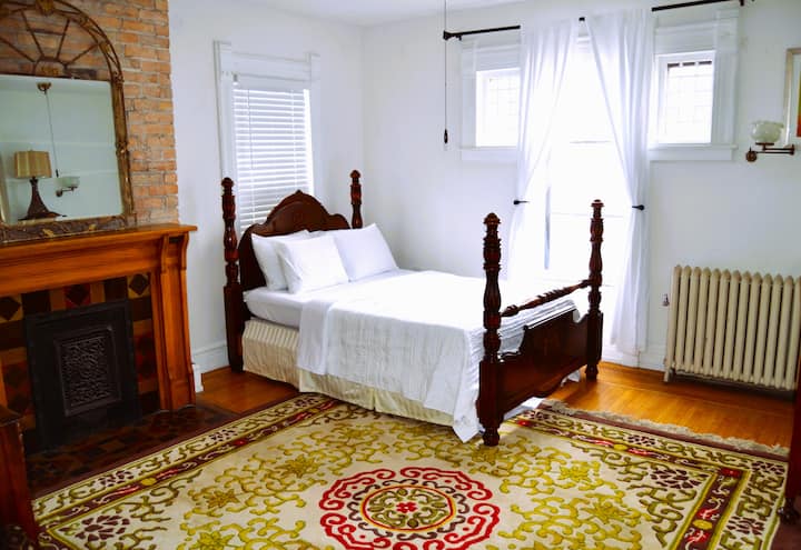 Historic Legg House Inn Parlor Suite 5 - Minneapolis, MN