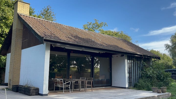 Idyllisk Sommerhus Med Udsigt Over Eng Og Mark - Gilleleje