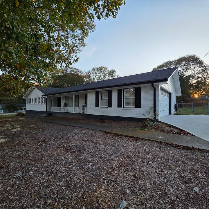 Luxury Ranch Retreat W/ Huge Backyard Near Atlanta - Snellville, GA