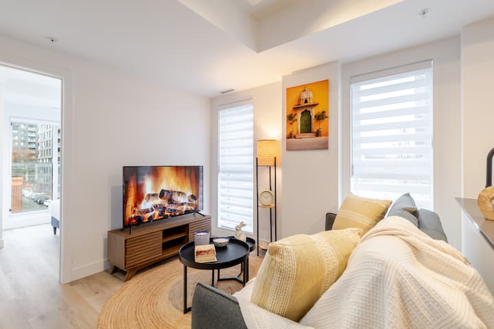 Central 2br Condo In Old Mtl + Free Parking - Laval, Canada