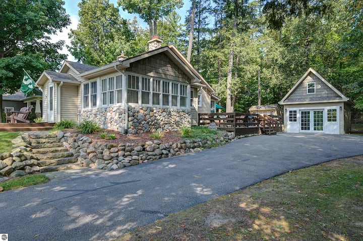 "Last Looks" Charming & Cozy Lakefront Family Home - Traverse City, MI