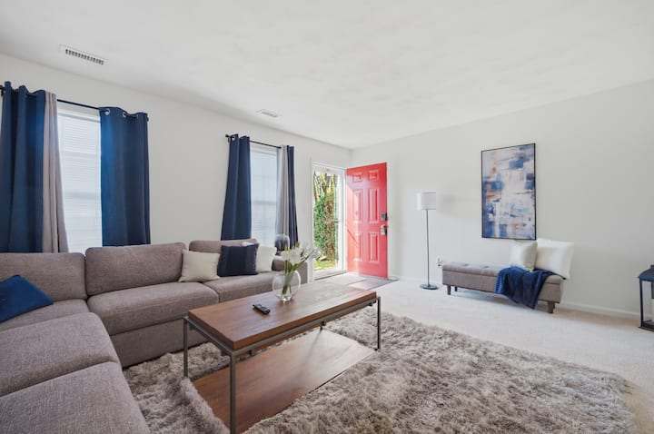 Cozy Francisco Tri- Level Townhome - Newport News, VA