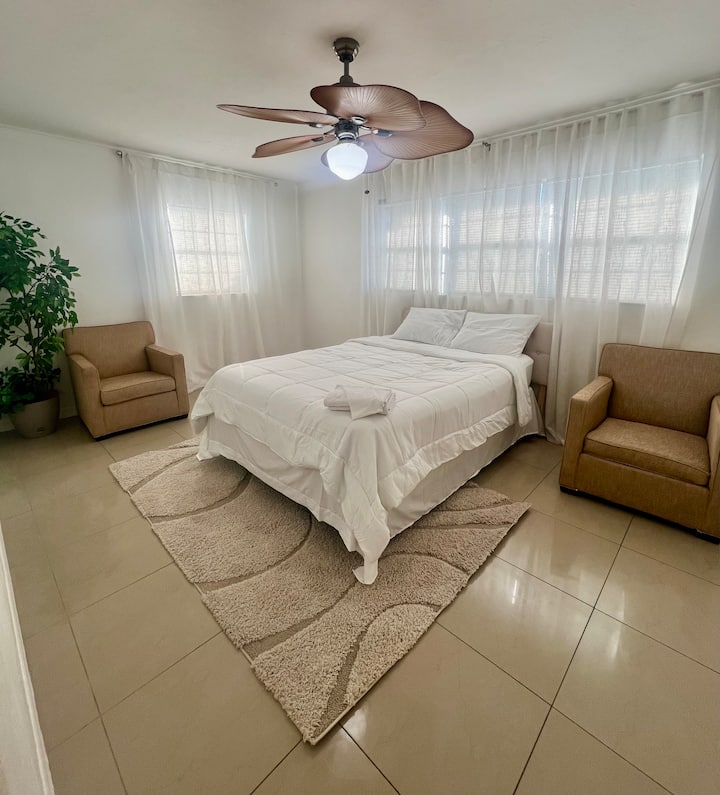 3 Bedroom House For Family Stays - Sarasota, FL