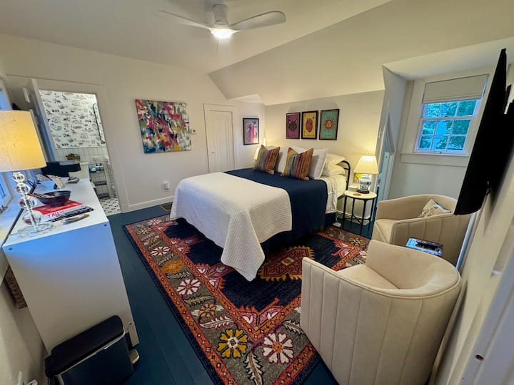 Longheel Casita: Monte Vista Historic Guest House - San Antonio, TX