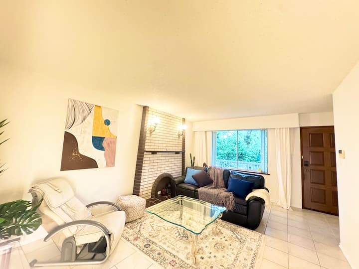 Near Skytrian Unique 4bd Home On Commercial Drive - Vancouver