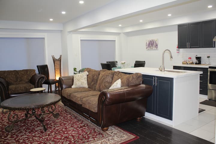 Large Family Home, Quiet Stay Near 401 & Kitchener - Chicopee