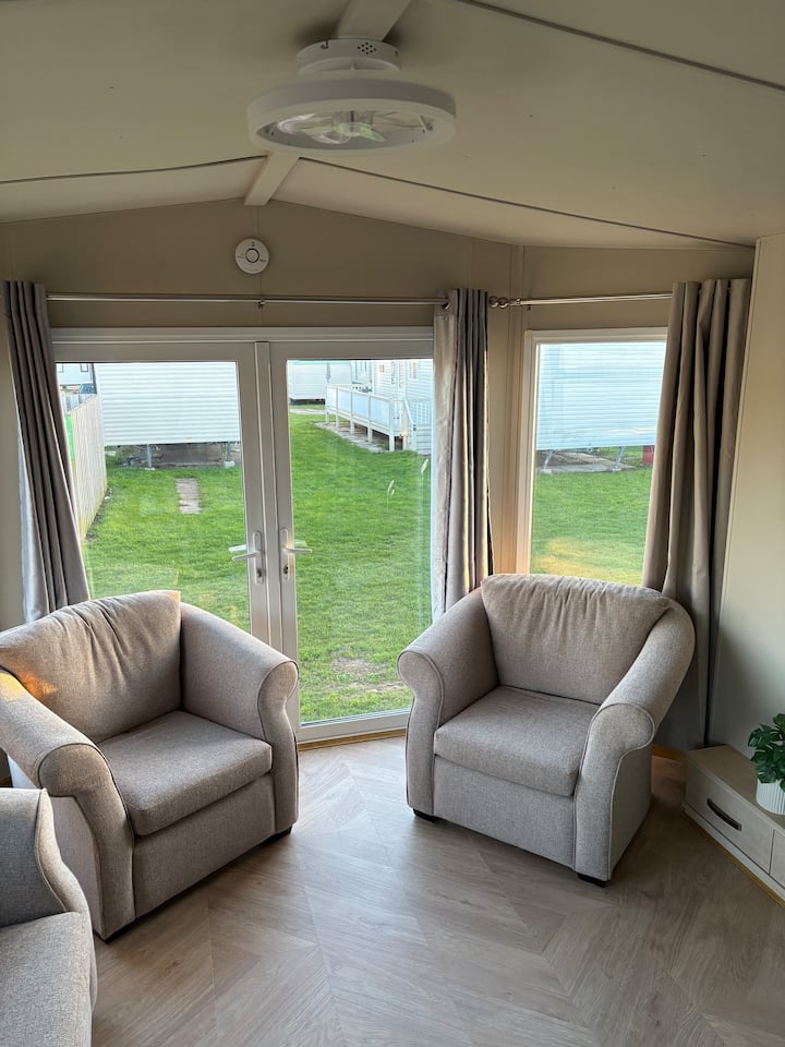 8 Berth Static Caravan In California Cliffs - Caister-on-Sea