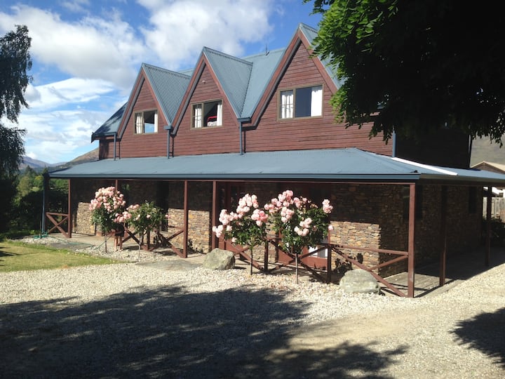 Character Wanaka Home | 5 Br | 15-min Walk To Town - Wanaka