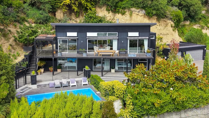 Impeccable Style, Exceptional Views! Pool + Bbq - Christchurch