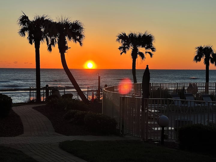 Beautiful Beach-front 2-bedroom Ormond Beach Condo - Ormond Beach, FL