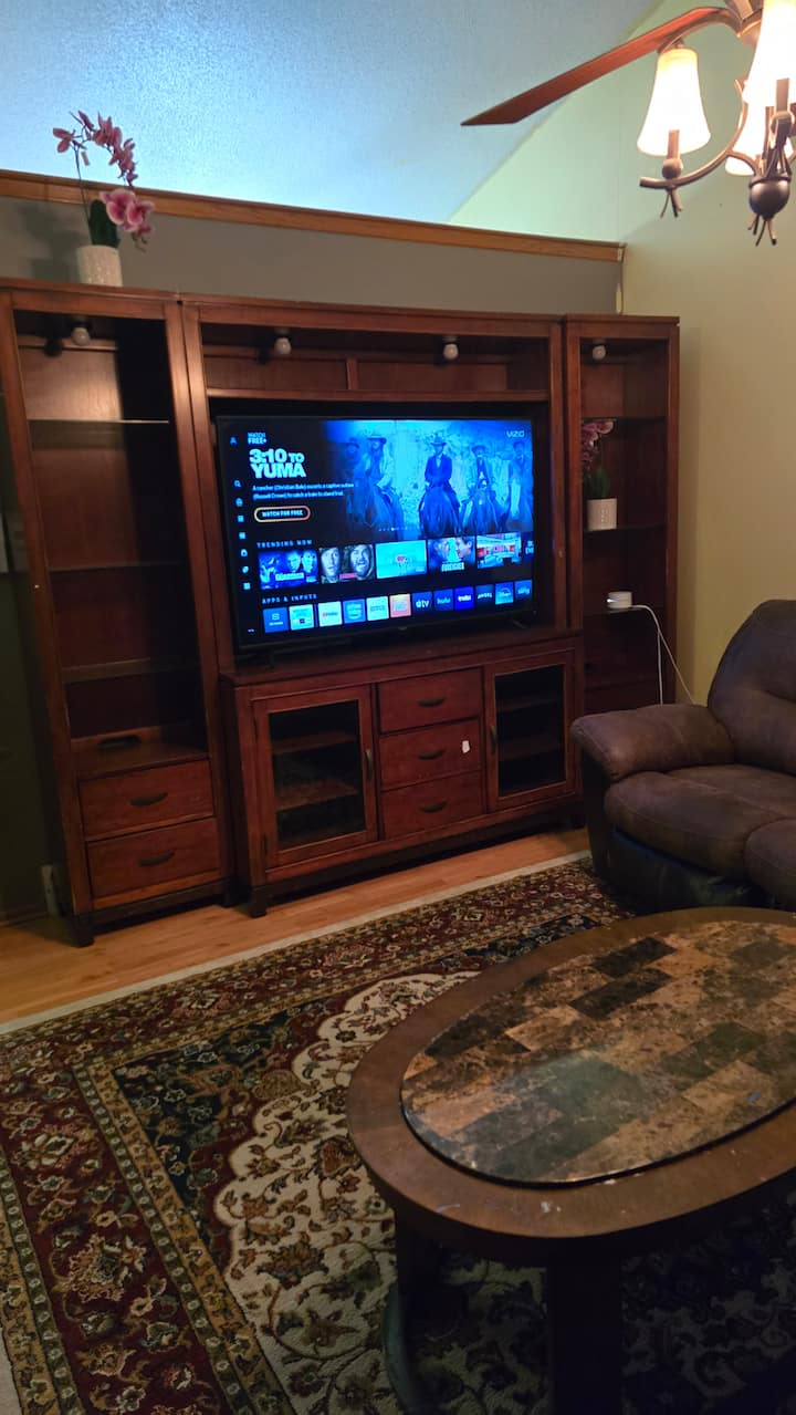 A Lovely Split-level Family Home In A Quiet Area. - West Des Moines, IA