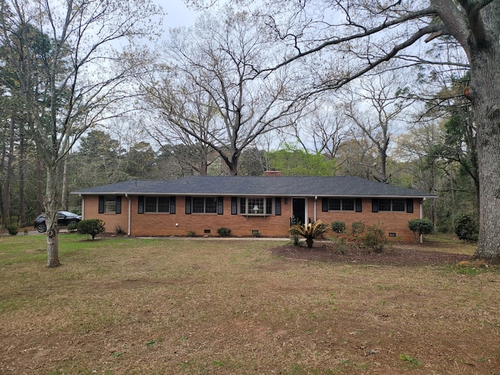 Camellia Garden - King Bed / Pet Friendly / Roomy - Aiken, SC