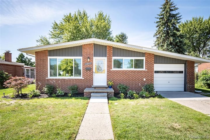 Charming 2-bedroom, 1-bath Ranch In Westland - Westland, MI