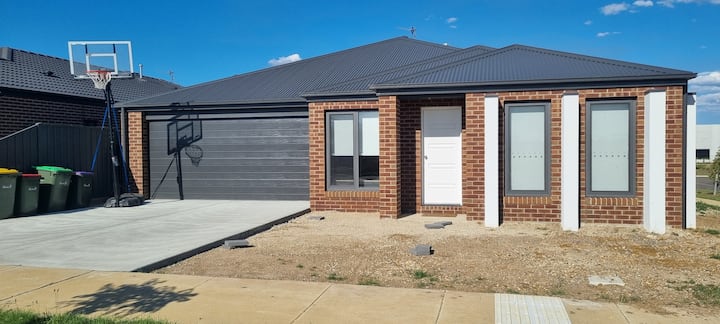 Brand New B'rat Stay, Garage, Full Kitchen & Loung - Ballarat