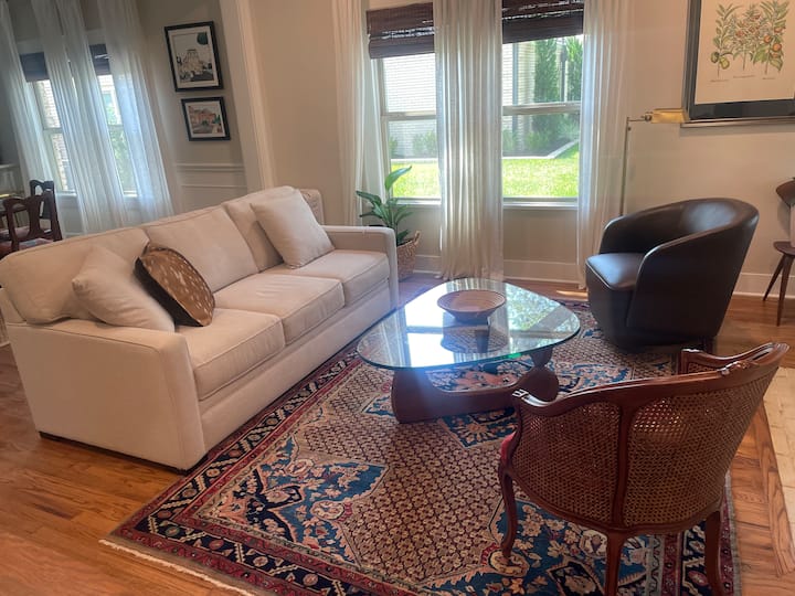 Timeless & Cozy Cottage - Bryan, TX