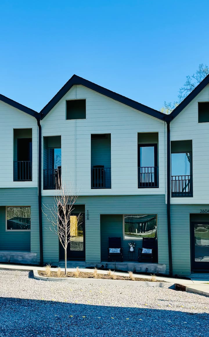 Peaceful Green Cityscape Townhome - Knoxville, TN