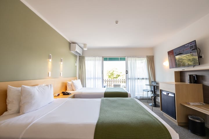 Twin Room With View • Parking   Pool (2sgl Bed) - Auckland