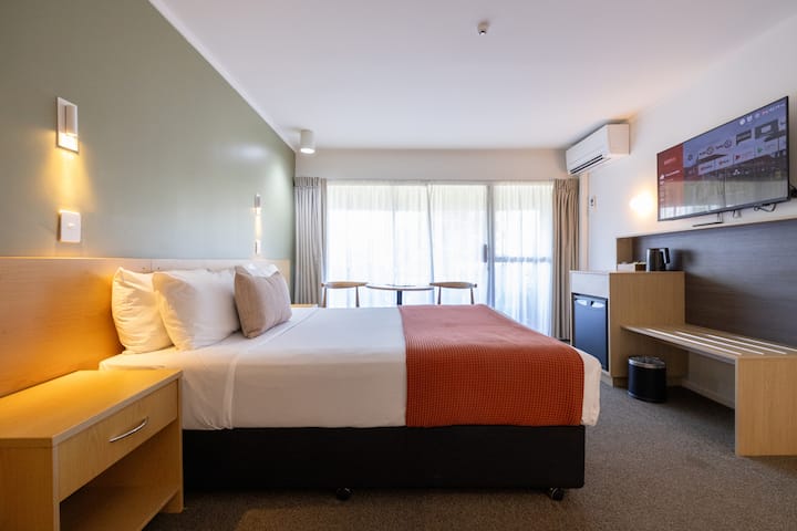 Superior Queen Room Garden Views Parking & Pool - Auckland