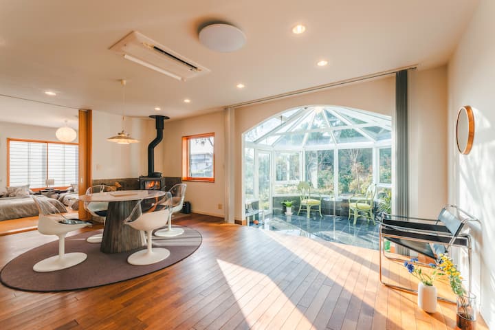 四季の花々の庭、海まで徒歩6分、温泉風呂、薪ストーブとスタイリッシュなインテリア、寝室ホームシアター - Japan