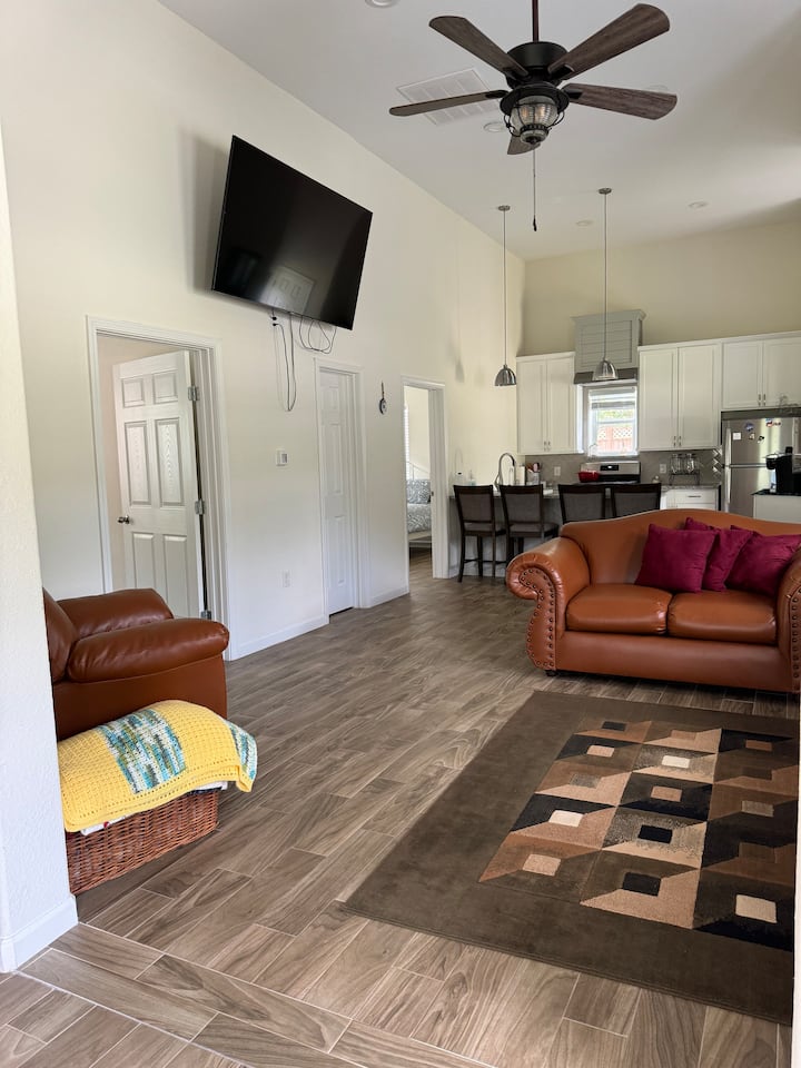 The Splendid Red Barn - Grand Texas, New Caney