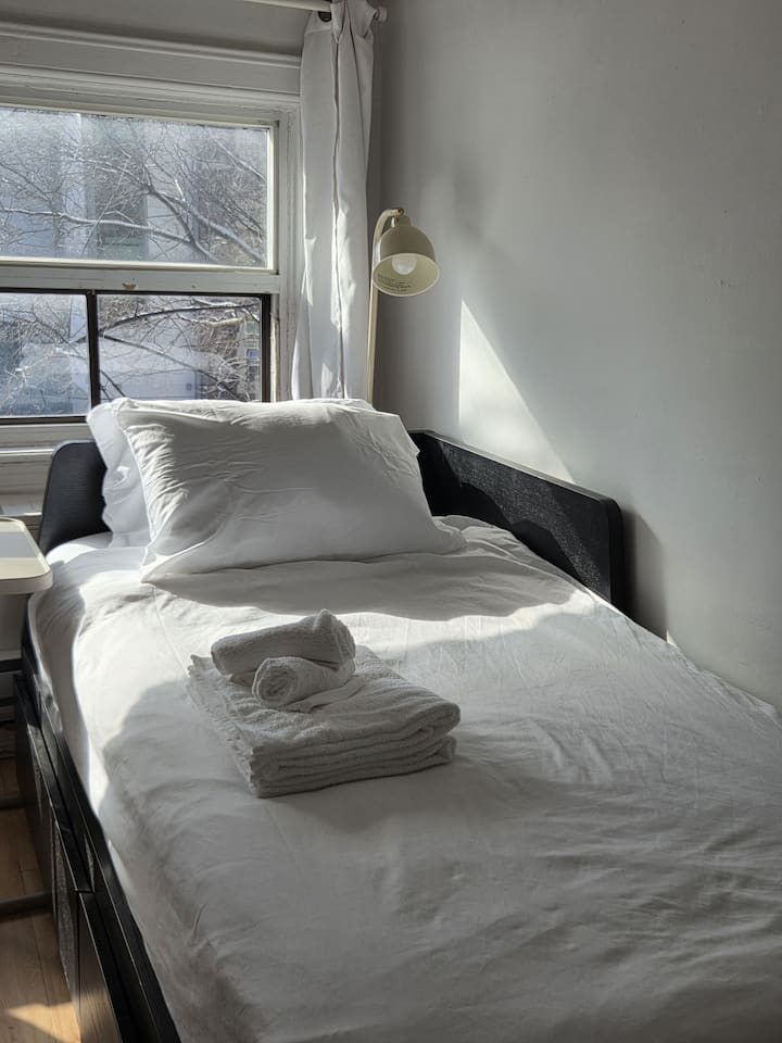 Cozy Studio Apartment W/ Free Parking - Toronto
