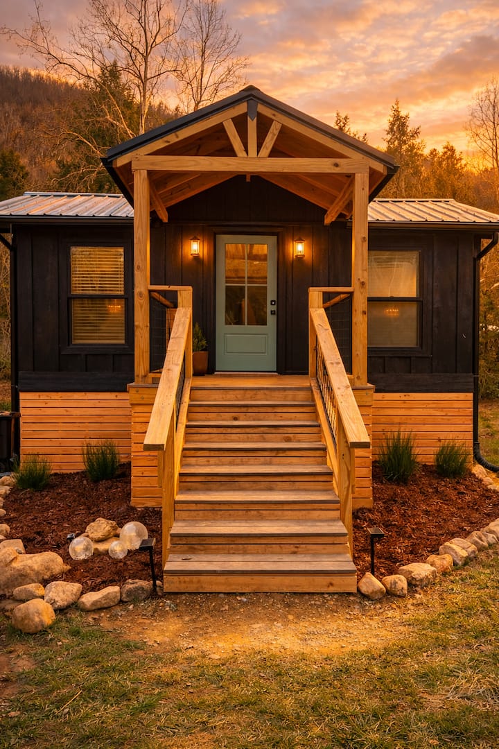 Creekside Retreat | Hot Tub, King, Fire Pit - United States