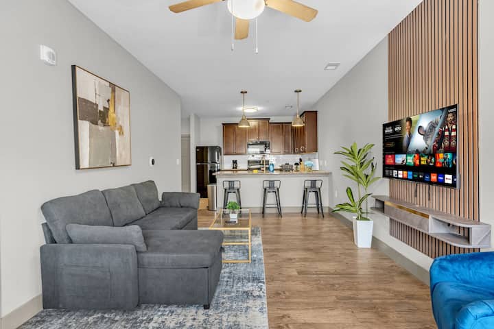 Stylish Downtown 1br | Walk To Stadiums & Dining - Indianapolis, IN