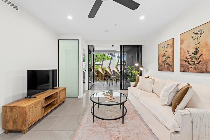 Cozy Apt W/ Pool, Gym & Parking ~ Walk To James St - Brisbane