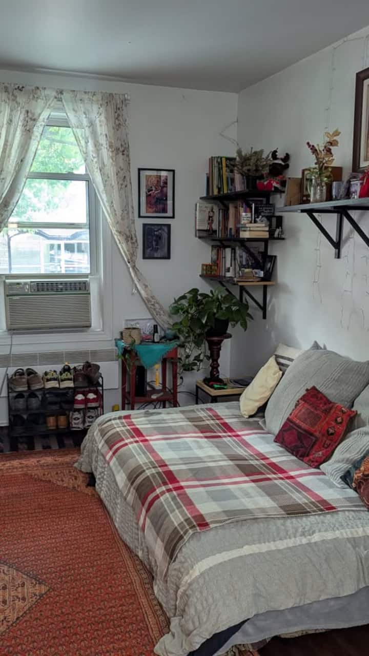 Cozy And Comfy With A Huge Backyard - LaSalle