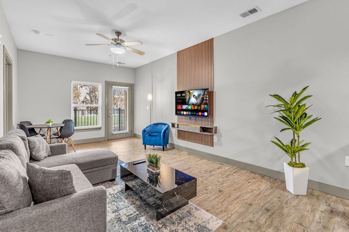 Bright 1br Apartment | Pool + Fast Wifi - Indianapolis, IN